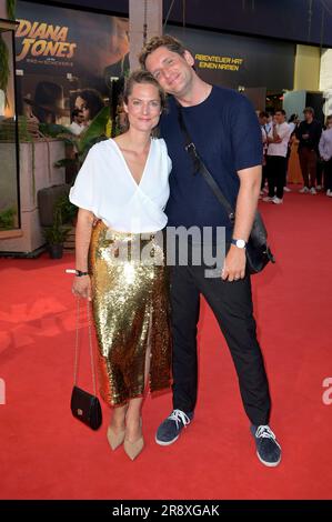 Marie Burchard und Sebastian Schwarz bei der Premiere der Fernsehserie ...