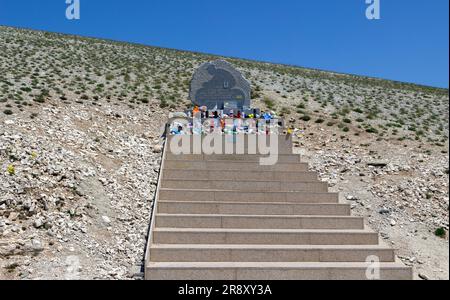 Mont Ventoux (1.910 Meter) mit dem Spitznamen „Riese der Provence“ oder ...