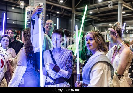 UTRECHT - Besucher in Kostümen während der Dutch Comic Con in den ...