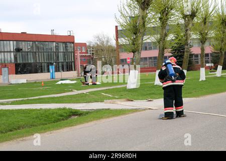 Professionelle Feuerwehrleute, Retter in feuerfesten Schutzanzügen ...
