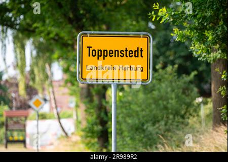 Toppenstedt, Deutschland. 25. Juni 2023. Polizeimarkierungen auf der ...
