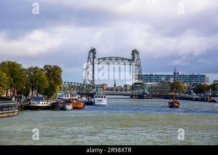 Rotterdam, NL- Okt 6, 2021: De Hef, offiziell Koningshaven Bridge, ist ...