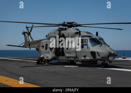 Ein NH90 NATO Frigate Helicopter landet auf dem Flugdeck des weltweit größten Flugzeugträgers ...