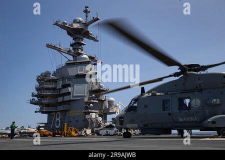 Ein NH90 NATO Frigate Helicopter landet auf dem Flugdeck des weltweit größten Flugzeugträgers ...