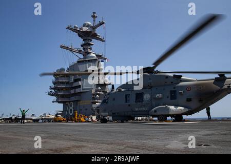 Ein NH90 NATO Frigate Helicopter landet auf dem Flugdeck des weltweit größten Flugzeugträgers ...