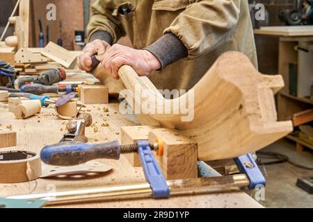 Zimmermannssande biegen Holzgeländer mit Schleifpapier in ...