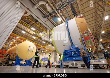 Die Teams bringen die Artemis II SLS Engine Section in Position für ...