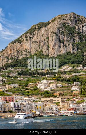 Wir nähern uns Marina Grande auf der Insel Capri im Tyrrhenischen Meer ...
