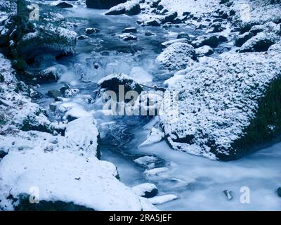 Heiterfrost, nördlicher Schwarzwald bei Bad Liebenzell im Winter mit Eis und Schnee, Fluss ...