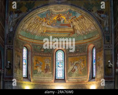 Die Apsis der Kathedrale von Chiusi, die von Arturo Viligiardi im finto ...