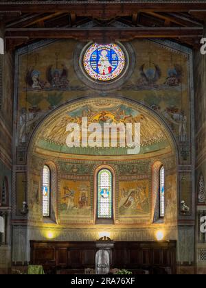 Die Apsis der Kathedrale von Chiusi, die von Arturo Viligiardi im finto ...