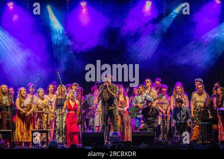 Joe Broughtons Conservatoire Folk Ensemble, 50-köpfige Band, die live ...