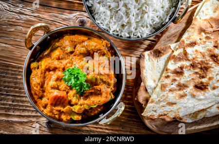 Heiße madras-Paneer und Gemüse-Masala mit Basmati-Reis, serviert in ...