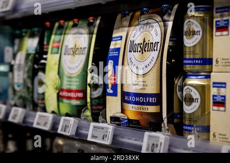 AMSTERDAM - Bier und alkoholfreies Bier in einem Albert-Heijn ...