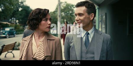 OPPENHEIMER, von links: Florence Pugh als Jean Tatlock, Cillian Murphy ...