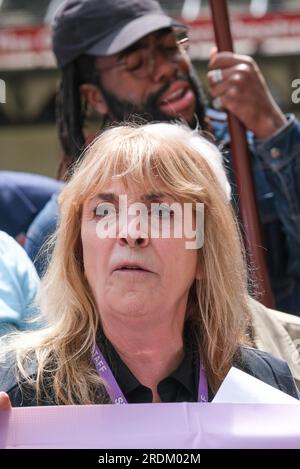 Lynda Rooke spricht auf der Equity Union Rally in London und steht ...