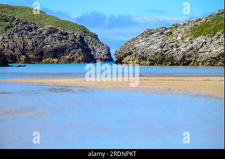 Blick auf Playa de Poo bei Ebbe nahe Llanes, grüne Küste von Asturien ...