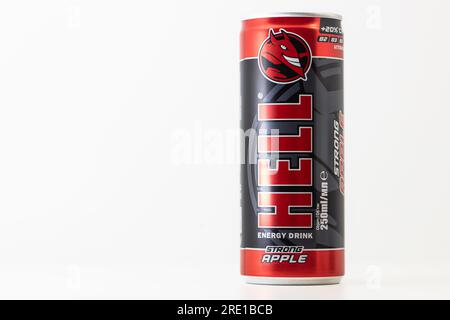 Szikszó, Ungarn - 24. Mai 2021: Hell Energy Drink , beliebte Energy ...