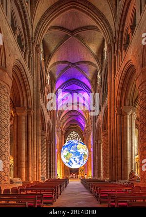 Blick bei Nacht auf das Kunstwerk „Gaia“ in Durham Cathedral, Durham ...