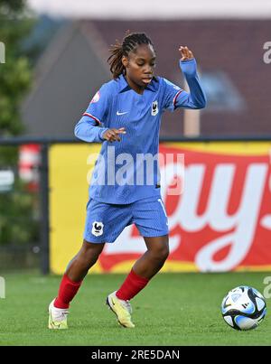 Tara Elimbi Gilbert (11) aus Frankreich, das bei einem Fußballspiel ...