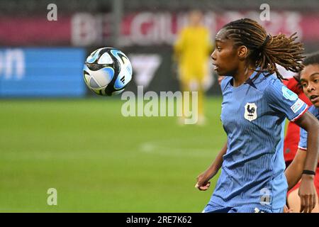 Tara Elimbi Gilbert (11) aus Frankreich, das bei einem Fußballspiel ...