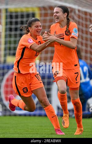 Lotte Keukelaar (7) aus den Niederlanden feierte gemeinsam mit Teamkollege Danique Noordman (10 ...