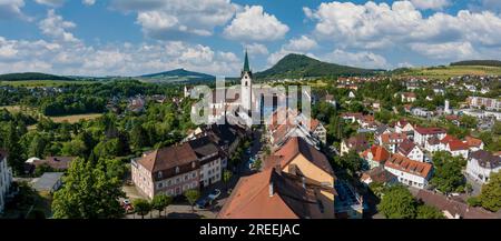 Luftaufnahme der Altstadt von Engen, am Horizont die Hegauberge ...