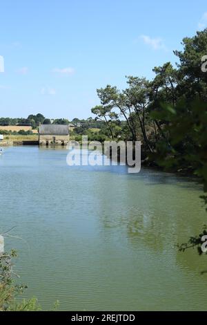 Blick auf Le Moulin de Pomper und Ruisseau du Pont de Lohac, vom ...