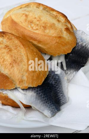 Hering-Baguette / eingelegter Hering, Fisch Brötchen - Snack ...