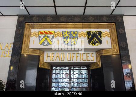 Beschilderung und Heraldic Coats of Arms am Art Deco St Olaf House ...