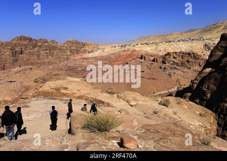 Menschen auf dem Al Khubtha Pfad hinunter nach Petra, UNESCO ...