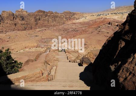 Menschen auf dem Al Khubtha Pfad hinunter nach Petra, UNESCO ...