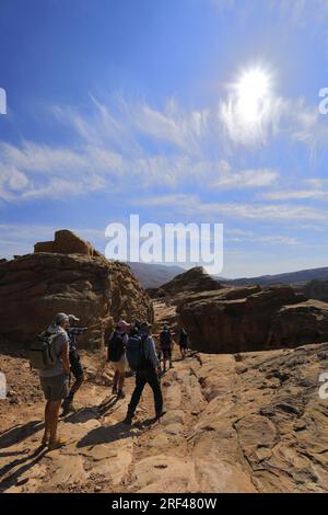 Menschen auf dem Al Khubtha Pfad hinunter nach Petra, UNESCO ...
