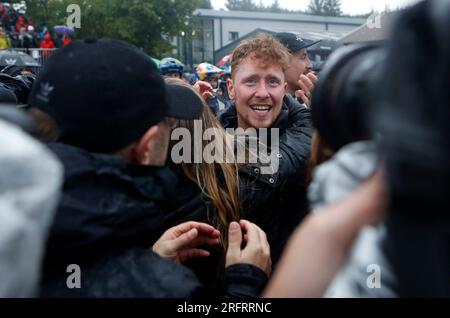 Charlie Hatton aus Großbritannien feiert mit seinem Vater, nachdem er ...