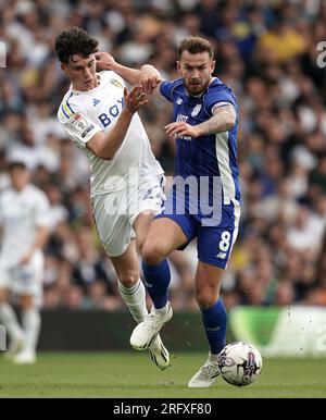 Archie Gray von Leeds United (links) und Ollie Rathbone von Rotherham ...