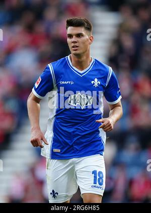 Mathias Honsak (SV Darmstadt 98, #18) im Zweikampf mit Aster Vranckx ...