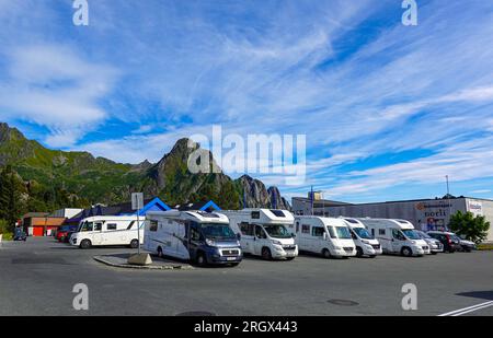 Wohnmobile in den Inselgruppen der Lofoten im arktischen Norwegen, den ...