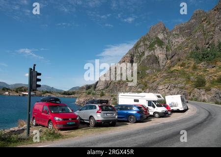 Wohnmobile in den Inselgruppen der Lofoten im arktischen Norwegen, den ...