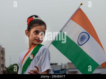 Mädchen mit indischer Flagge oder Tricolor auf weißem Hintergrund, Indian Independence Day ...
