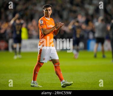 Albie Morgan #8 von Blackpool begrüßt die Fans nach dem EFL Trophy ...