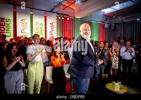 DEN HAAG - Frans Timmermans im Gespräch mit Parteimitgliedern von ...