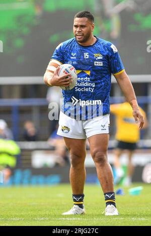 Sam Lisone #15 von Leeds Rhinos wird von Joe Cator #15 von Hull FC und ...