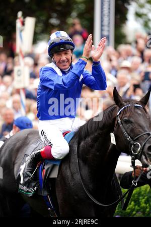 Jockey Frankie Dettori feiert mit dem Sprung vom Pferd Soul Sister ...