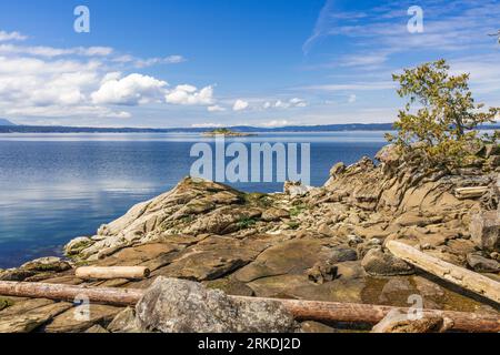 Eine malerische Aussicht von Pilkey Point auf Thetis Island, Vancouver ...