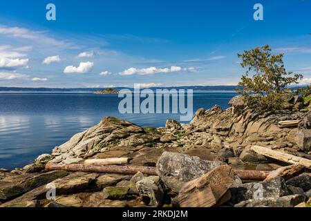 Eine malerische Aussicht von Pilkey Point auf Thetis Island, Vancouver ...