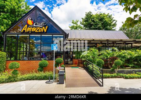 KANCHANABURI, THAILAND-JULI 1,2023 : schöne Innenansicht des Cafe Amazon Coffee Shops mit ...