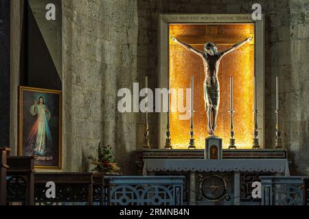 Kapelle des Heiligen Sakraments und das Altarkreuzifix in der Kathedrale von Palermo in Sizilien ...