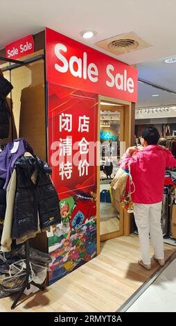 SHANGHAI, CHINA - 30. AUGUST 2023 - People Shops im Pacific Department ...