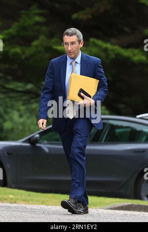 Die Alliance Party MLA Andrew Muir verließ Stormont Castle in Belfast ...