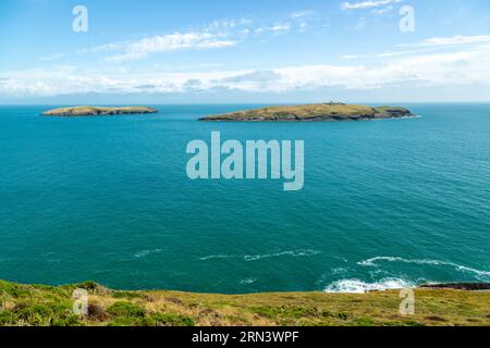 Blick auf St Tudwal’s Island East und St Tudwal’s Island West vom Wales ...